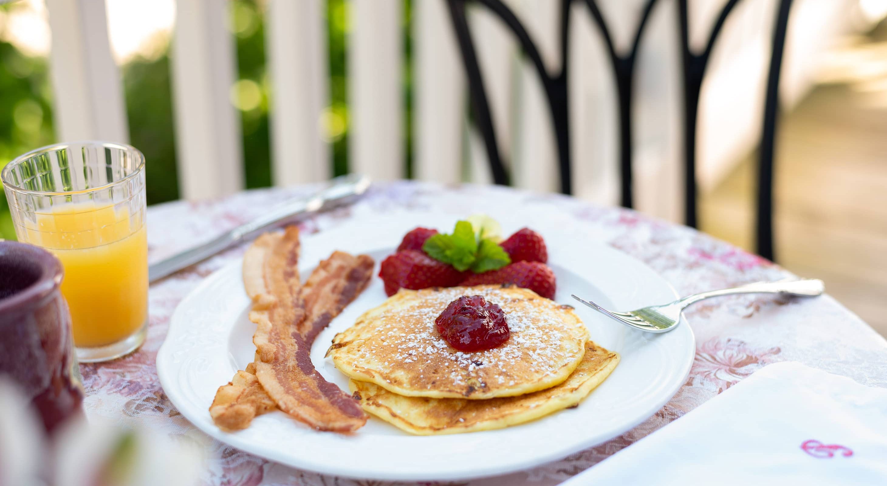 Falmouth, MA Lodging | Delicious Breakfast in Cape Cod
